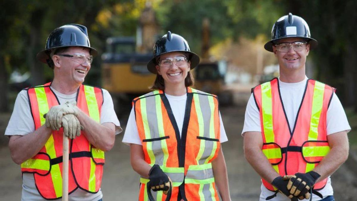 How to Choose Hi-Vis Workwear for Different Weather Conditions? – JKSafety